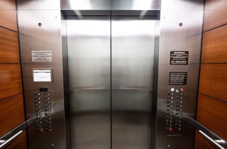 Elevator Digital Signage: How and Why to Use It