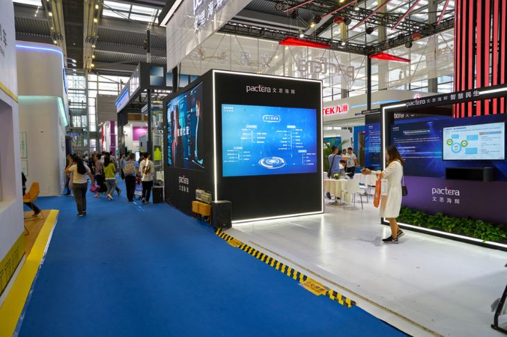 What is SaaS Digital Signage? | Benefits & Modern Trends in 2025