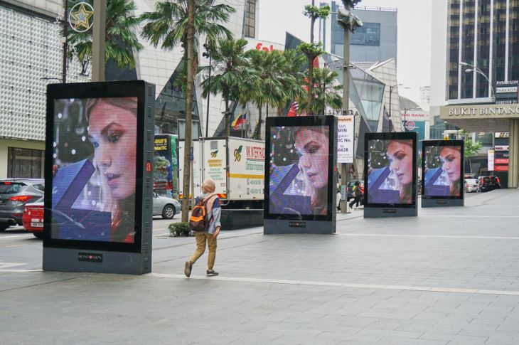 What Is DOOH Advertising? Digital Out-of-Home Explained | Rise Vision