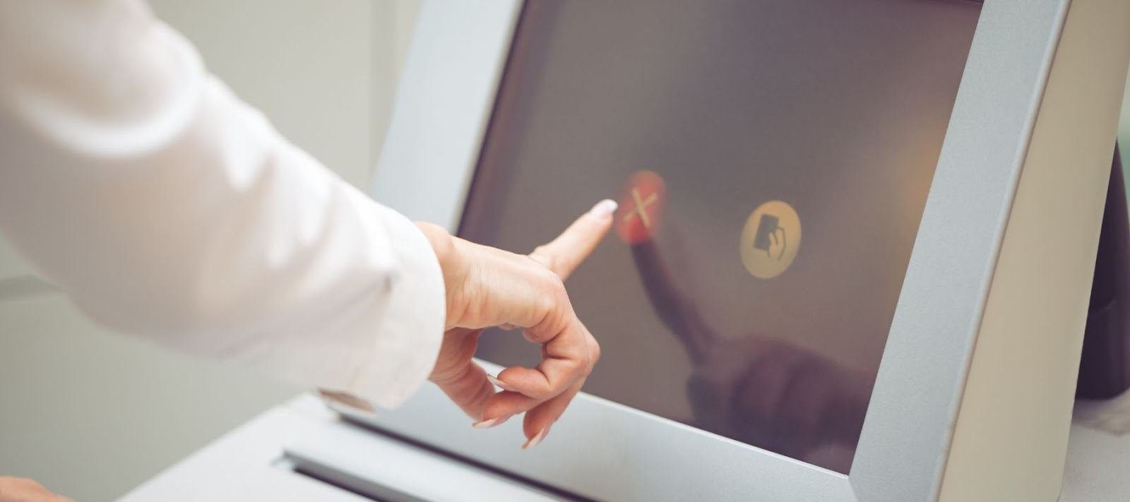 What Is DOOH Advertising? Digital Out-of-Home Explained | Rise Vision