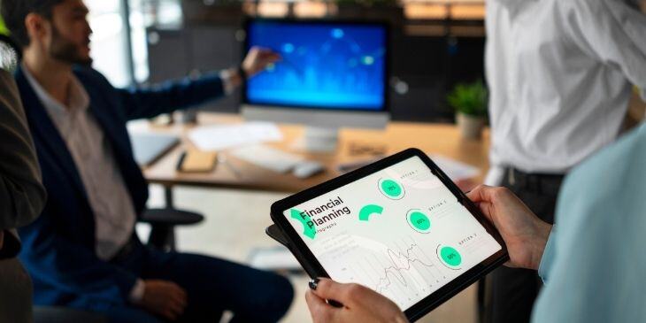 Optimizing Manufacturing Performance with Digital Signage KPI Displays