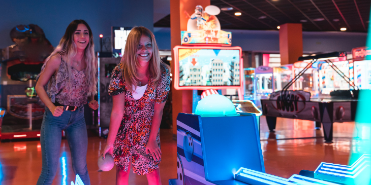 Revolutionizing Theme Parks with Digital Signage Solutions